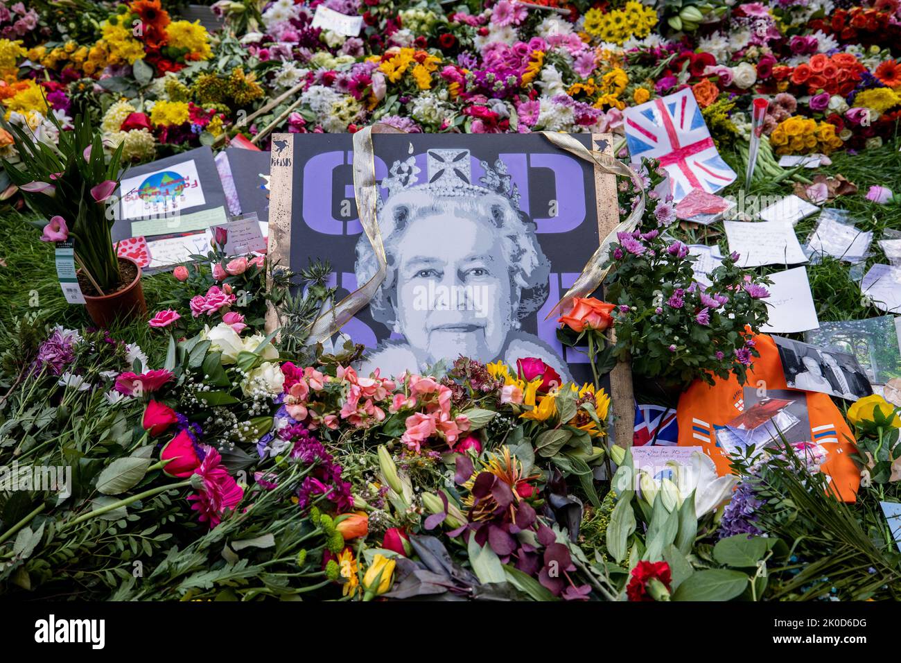 Messages with a photo of Queen Elizabeth II seen on top of the flower ...