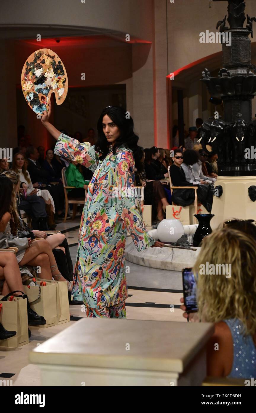 Zoe Helali bei der Anja Gockel Fashion Show S23 'Move On' auf der ...