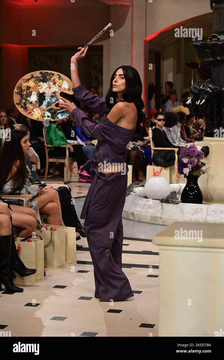 Zoe Helali bei der Anja Gockel Fashion Show S23 'Move On' auf der ...