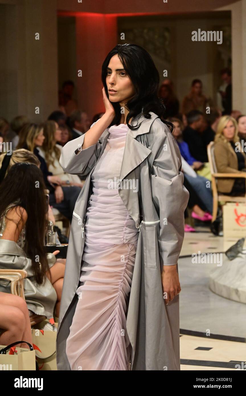 Zoe Helali bei der Anja Gockel Fashion Show S23 'Move On' auf der ...