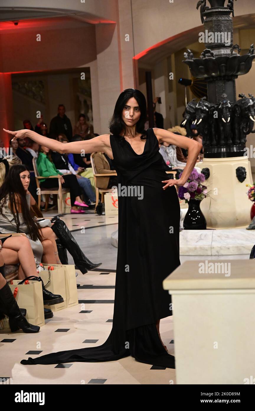 Zoe Helali bei der Anja Gockel Fashion Show S23 'Move On' auf der ...