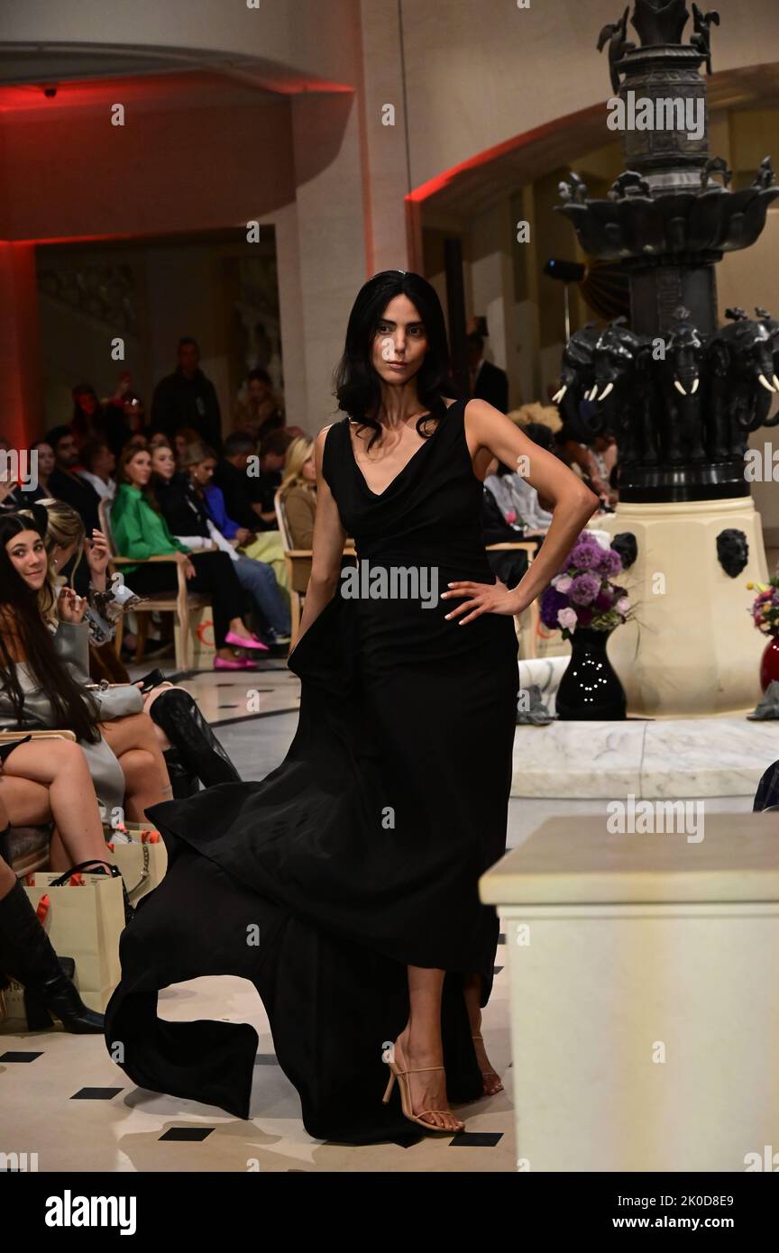 Zoe Helali bei der Anja Gockel Fashion Show S23 'Move On' auf der ...