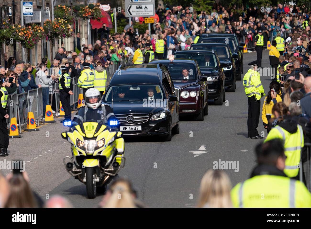 Ballater, Scotland, UK. 11th September 2022. Coffin cortege of Queen ...