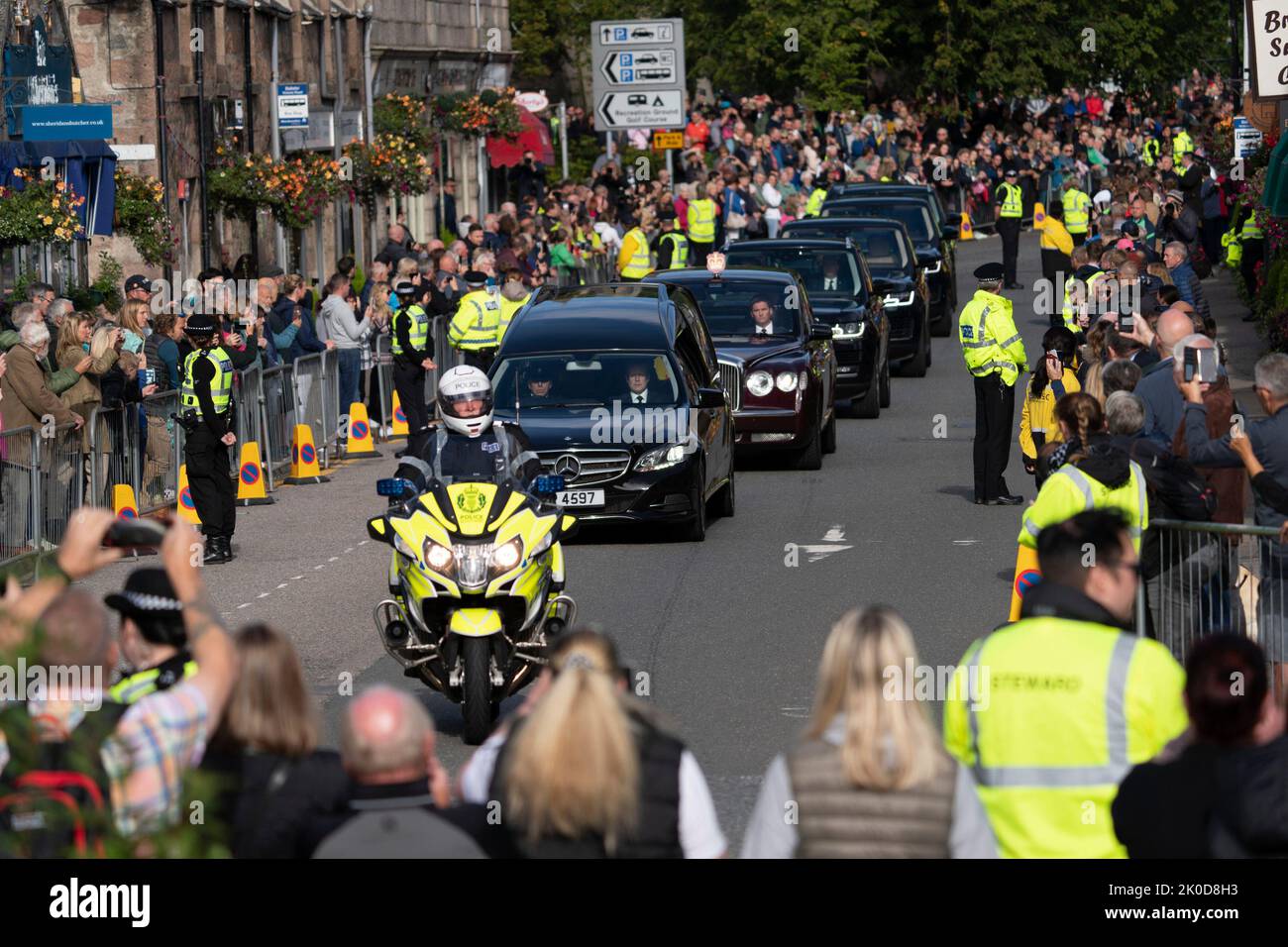 Ballater, Scotland, UK. 11th September 2022. Coffin cortege of Queen ...