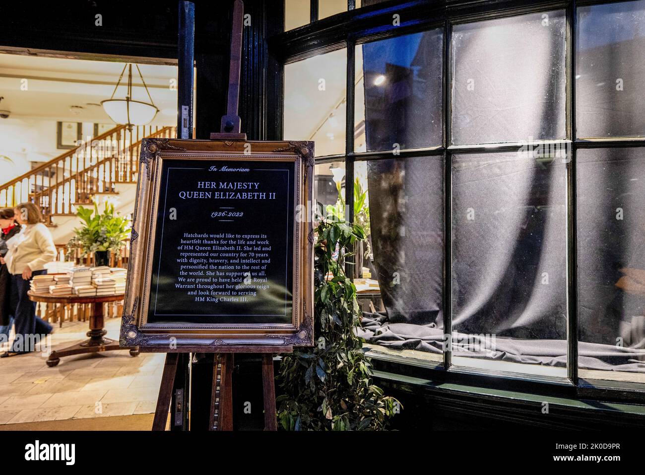 London, UK. 10th Sep, 2022. Hatchards bookshop has placed a noticenext ...