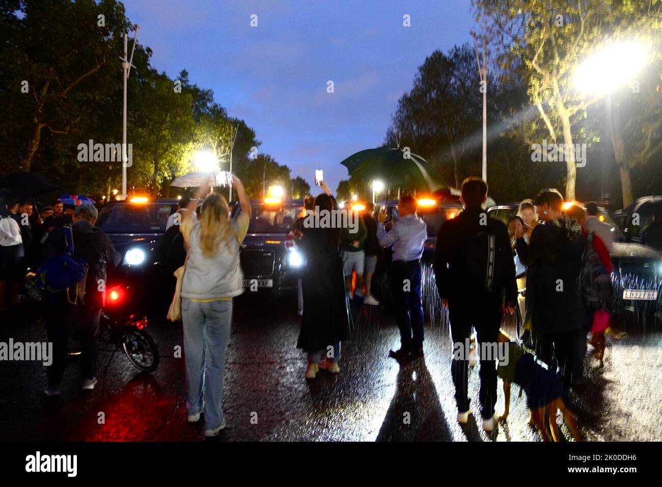 On the evening of the death of Queen Elizabeth II, mourners flock to ...
