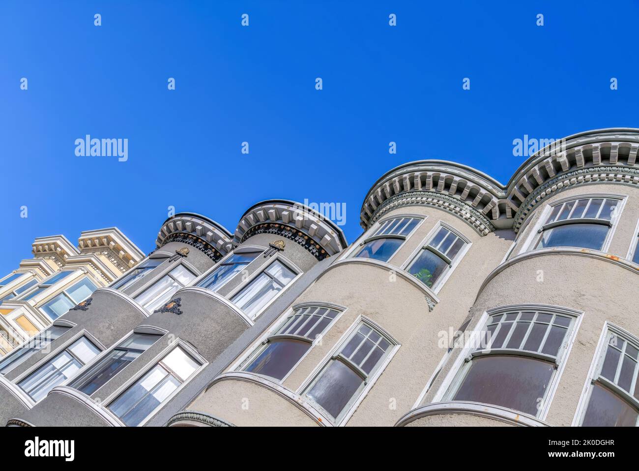 Victorian townhouses with curved window walls at San Francisco ...