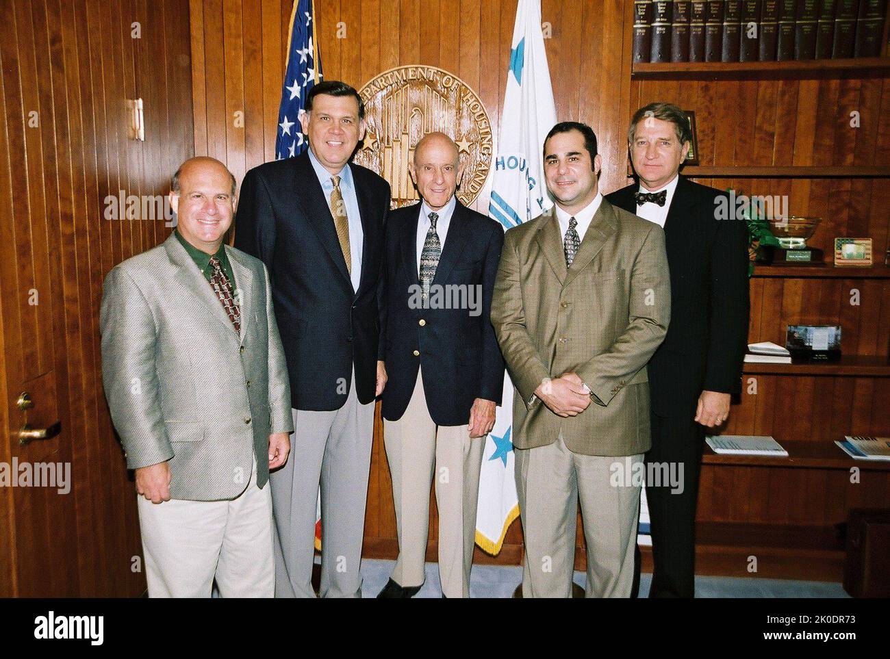 Secretary Mel Martinez with Visitors Honoring Unknown Soldiers ...
