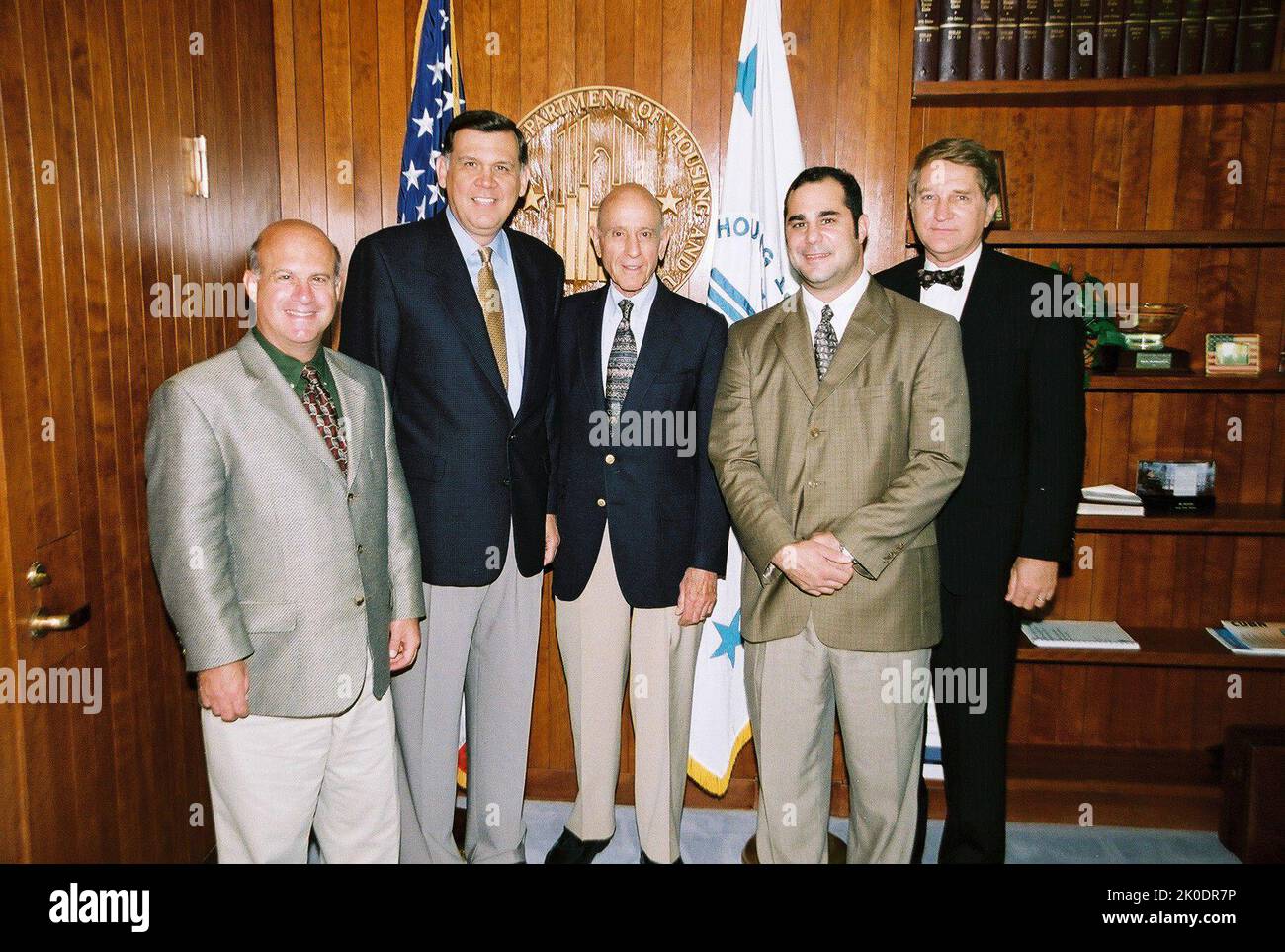 Secretary Mel Martinez with Visitors Honoring Unknown Soldiers ...