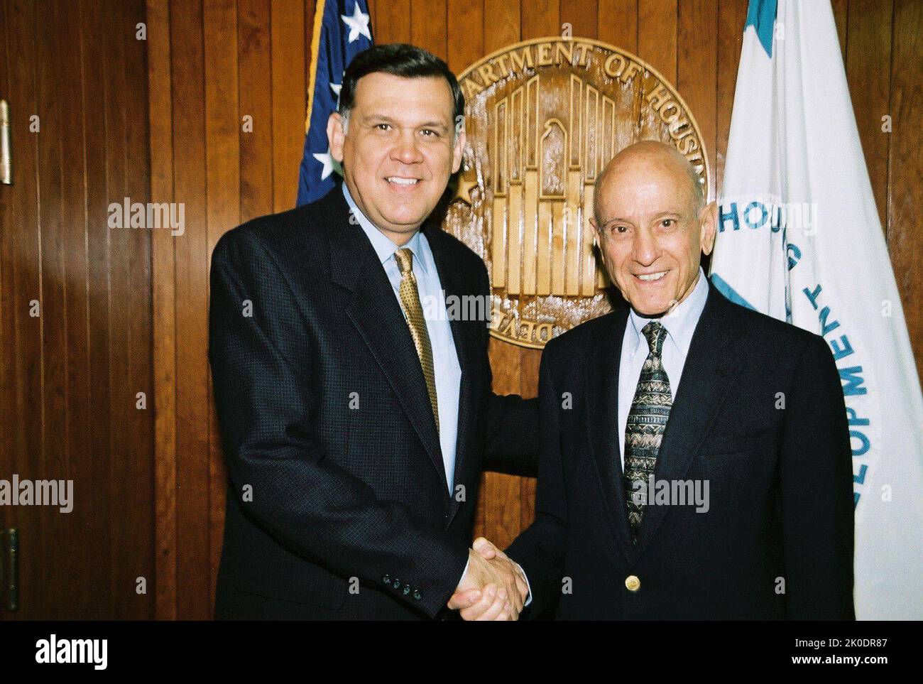 Secretary Mel Martinez with Visitors Honoring Unknown Soldiers ...