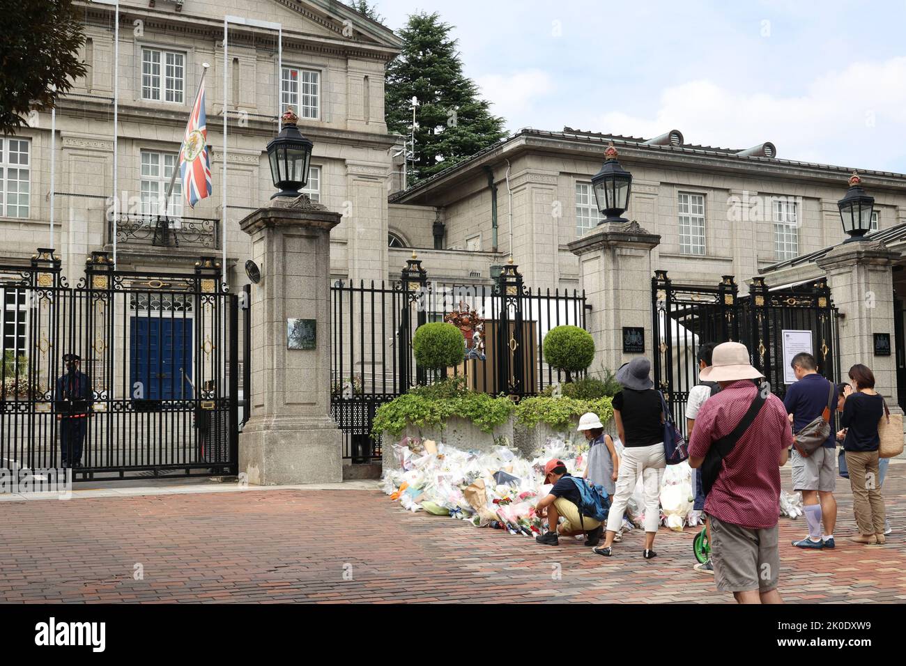 Tokyo, Japan. 11th Sep, 2022. Japanese people lay flower bouquets and ...