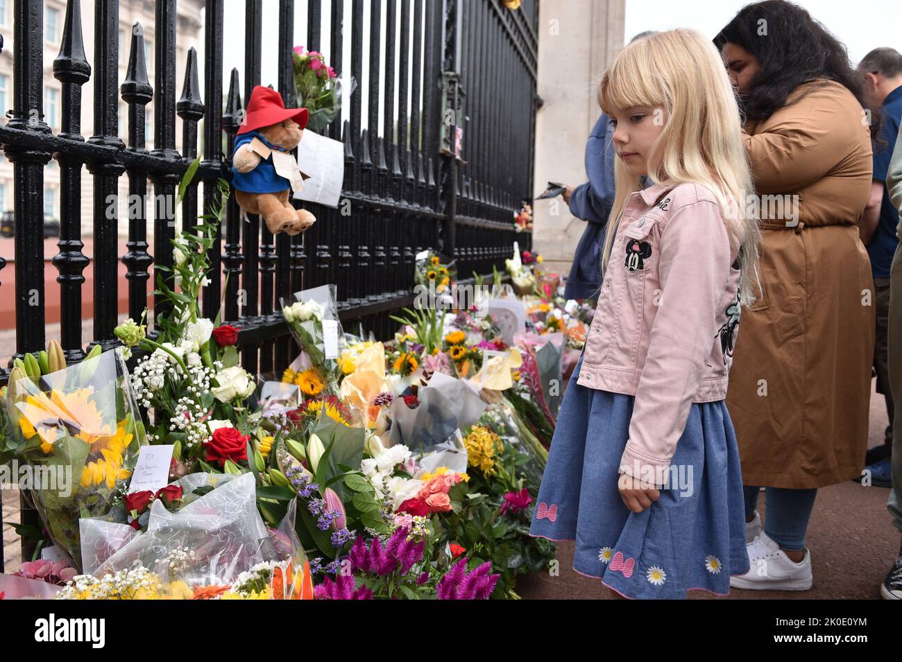 London, England, UK. 11th Sep, 2022. A child looks at the flower ...