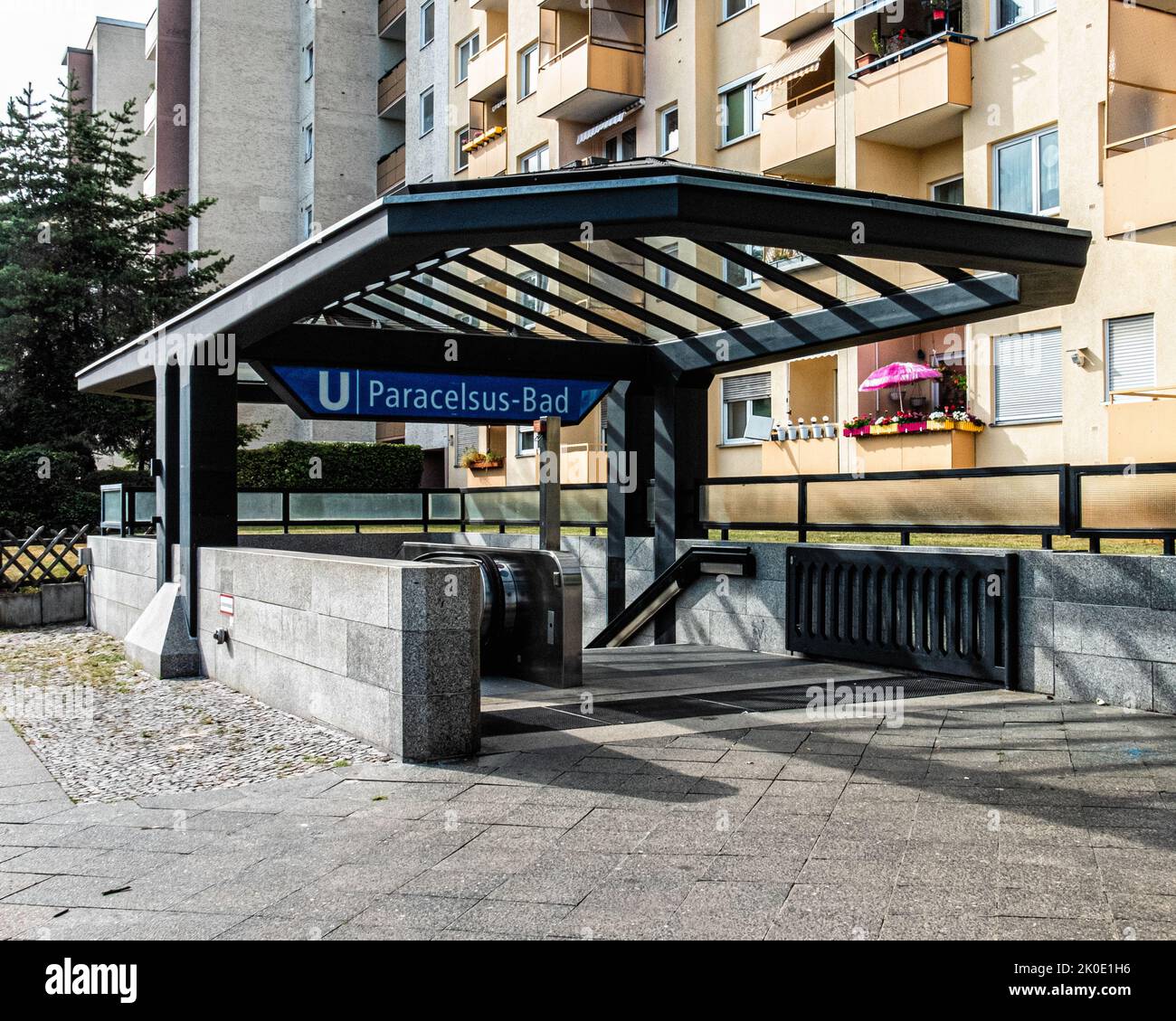 Berlin Paracelsus-Bad U-Bahn station entrance, Lindauer Allee ...