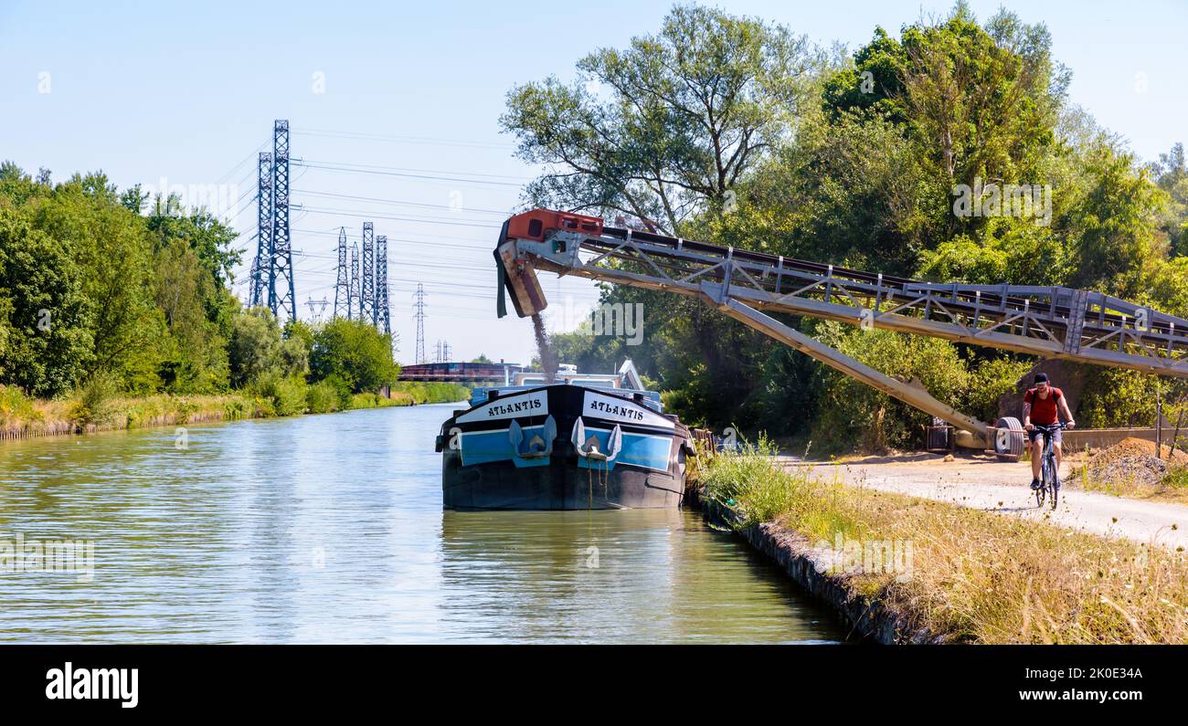 Sand loading tower hi-res stock photography and images - Alamy