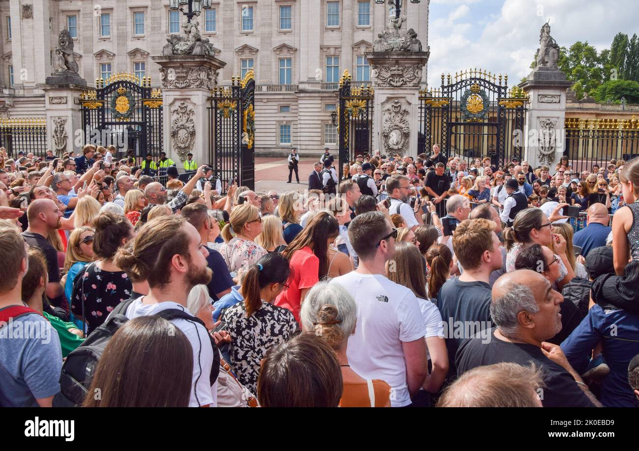 London, UK. 11th Sep, 2022. Crowds wait for King Charles III to arrive at Buckingham Palace ...