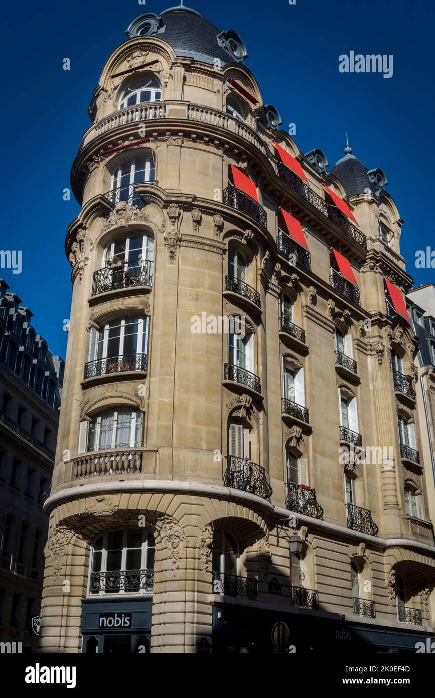 Typical residential block of posh apartments in the 1st arrondissement ...