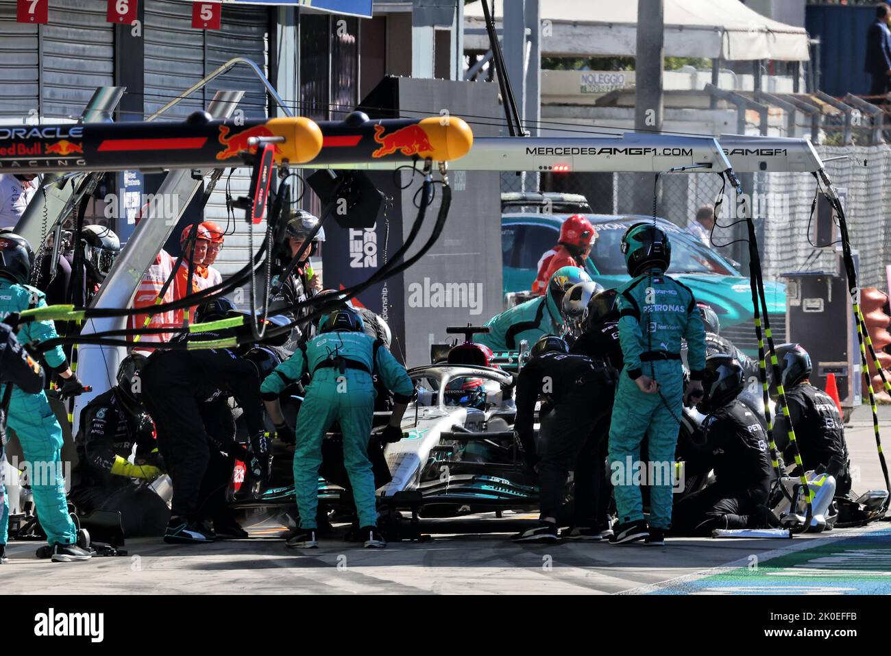 2022 formula one pit stop mercedes hi-res stock photography and images ...