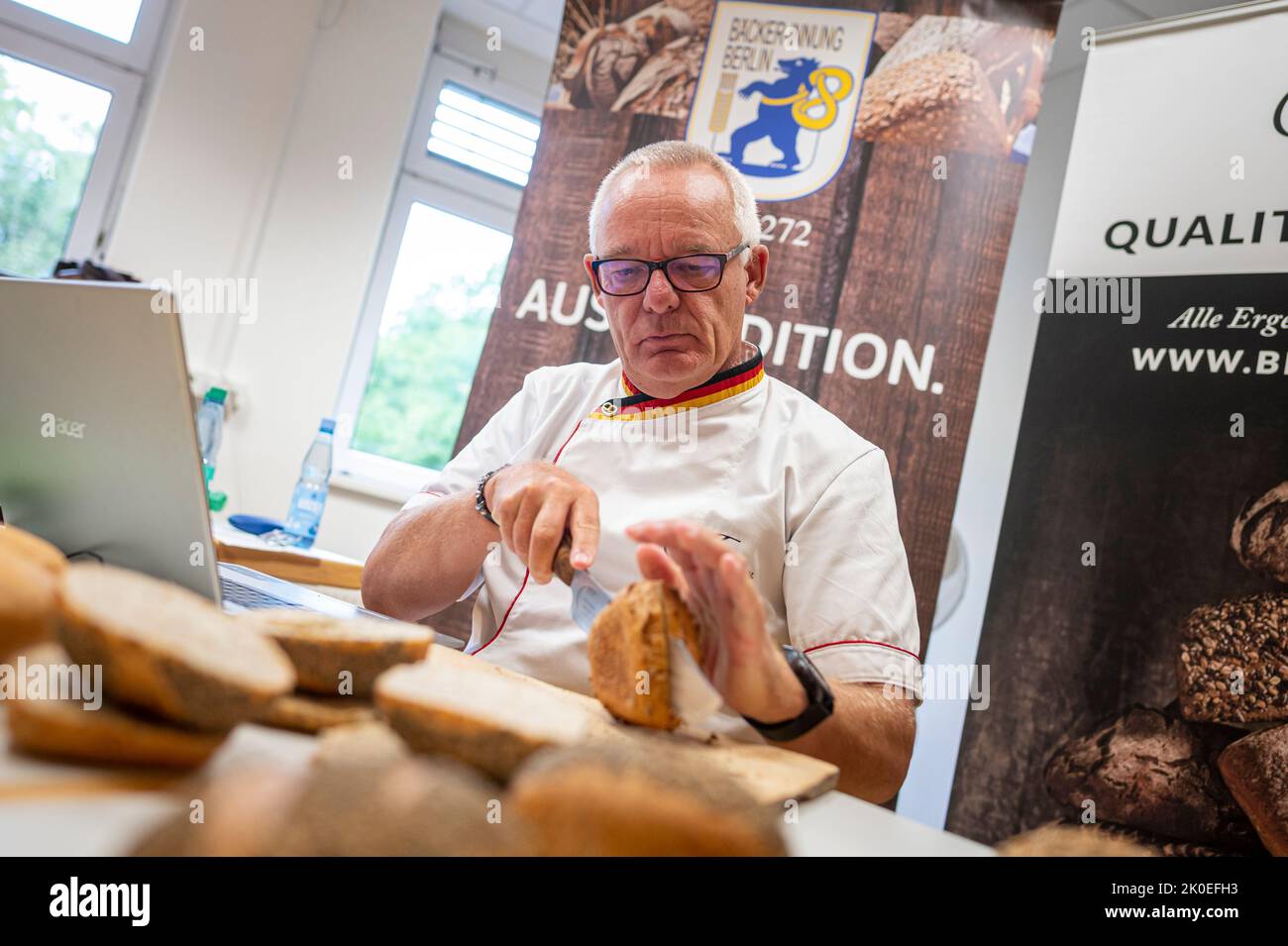 Berlin, Germany. 08th Sep, 2022. Michael Isensee, roll tester of the ...