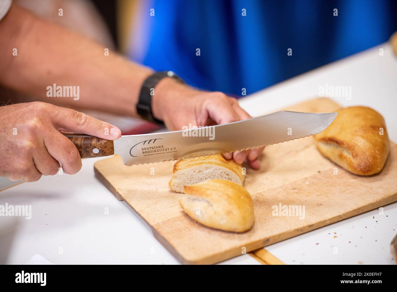 Berlin, Germany. 08th Sep, 2022. Michael Isensee, roll tester of the ...