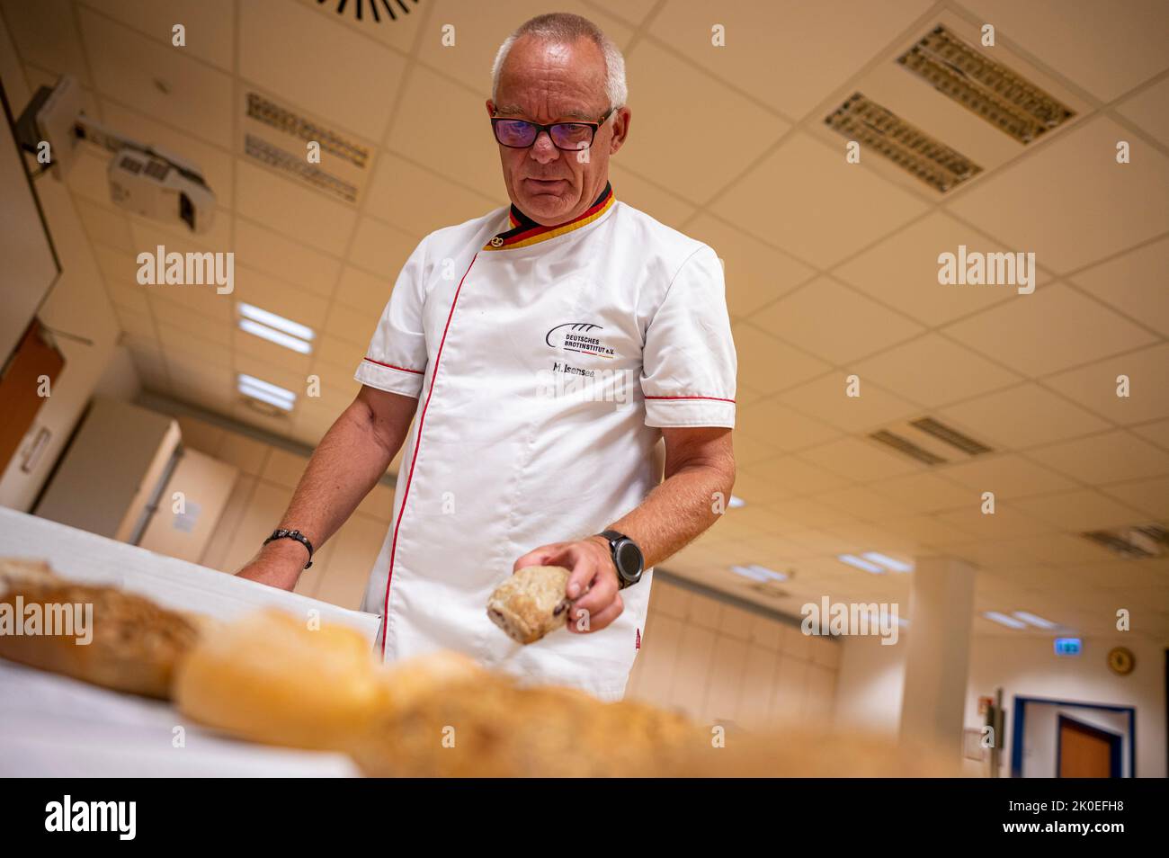 Berlin, Germany. 08th Sep, 2022. Michael Isensee, roll tester of the ...