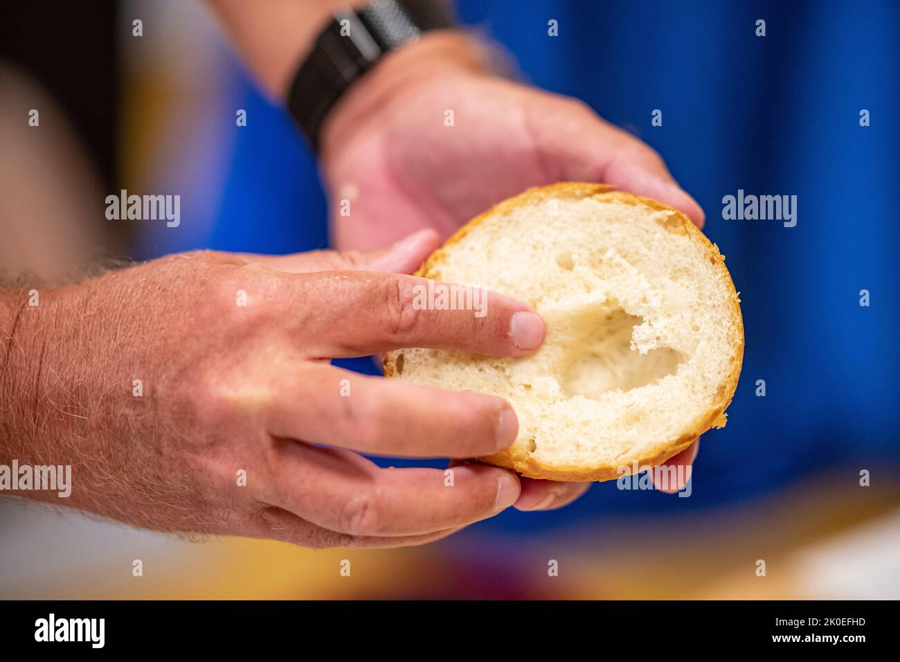 Berlin, Germany. 08th Sep, 2022. Michael Isensee, roll tester of the ...