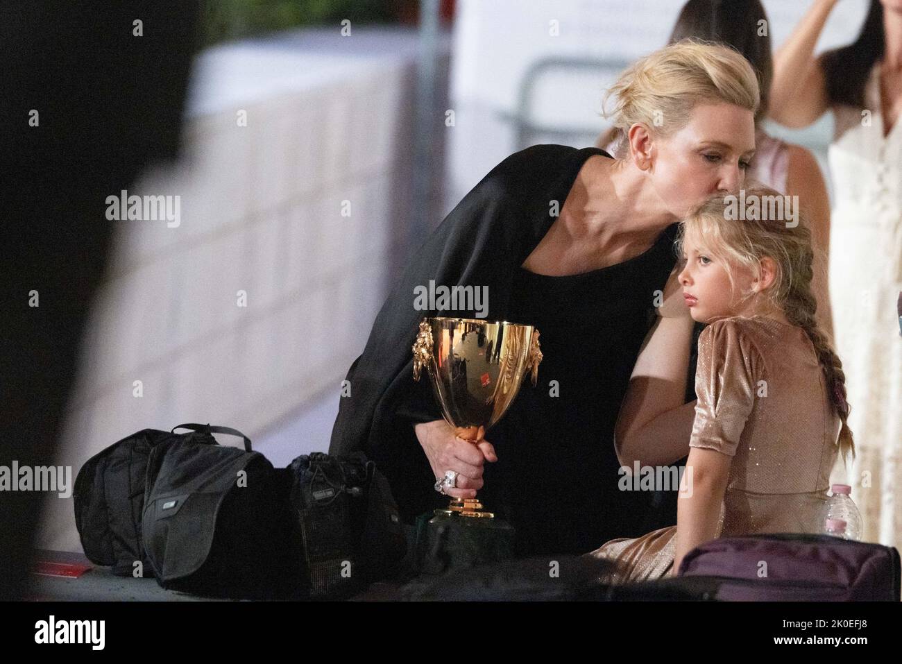 Cate Blanchett kiss her dawghter Jessica Brown Findlay before attending ...