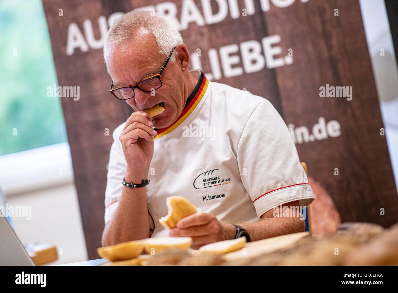 Berlin, Germany. 08th Sep, 2022. Michael Isensee, roll tester of the ...