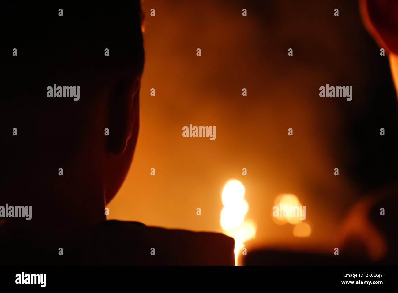 Crying girl silhouette hi-res stock photography and images - Alamy