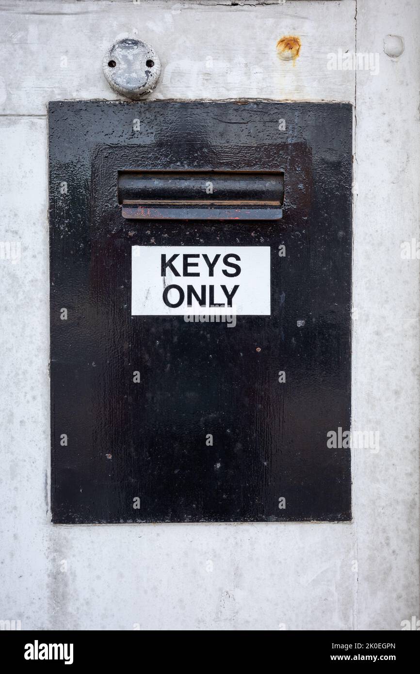 Secure key letter box drop of point (Aug22 Stock Photo - Alamy