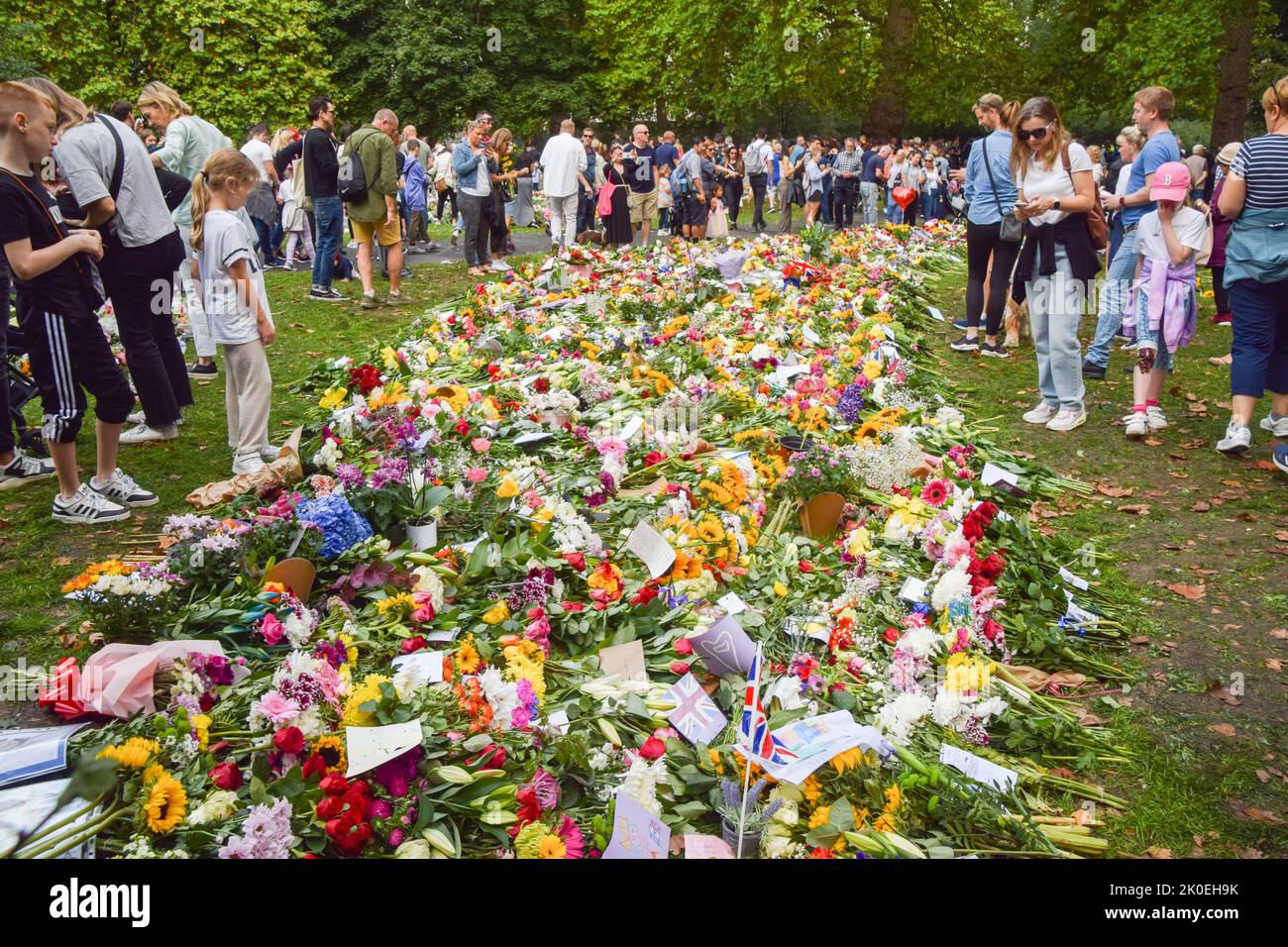 Queen floral tribute hi-res stock photography and images - Alamy
