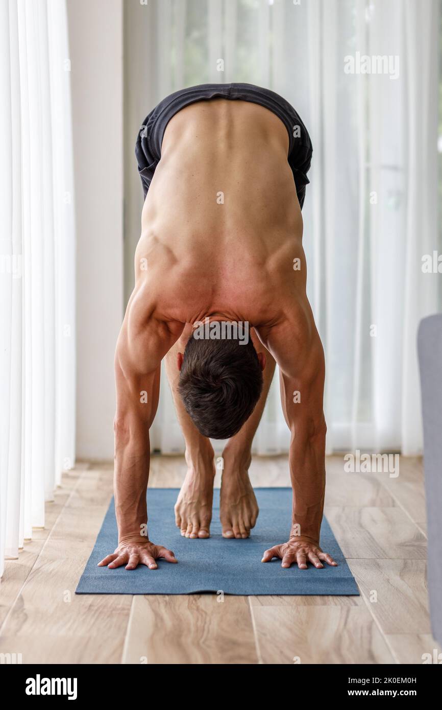 Hand stand hi-res stock photography and images - Alamy