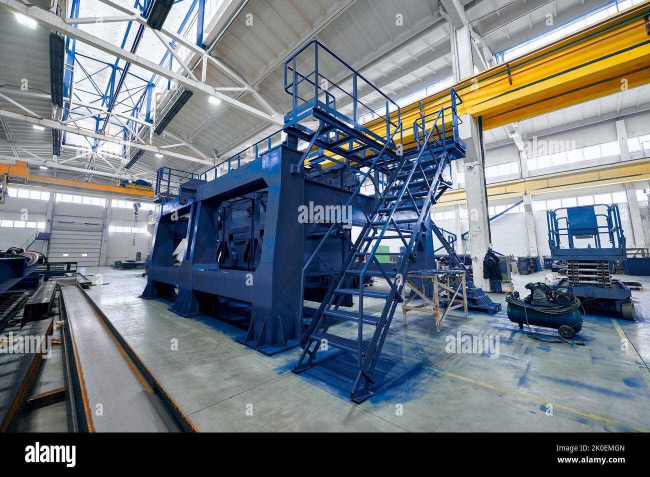 Workshop for large sized metal construction assembling Stock Photo - Alamy