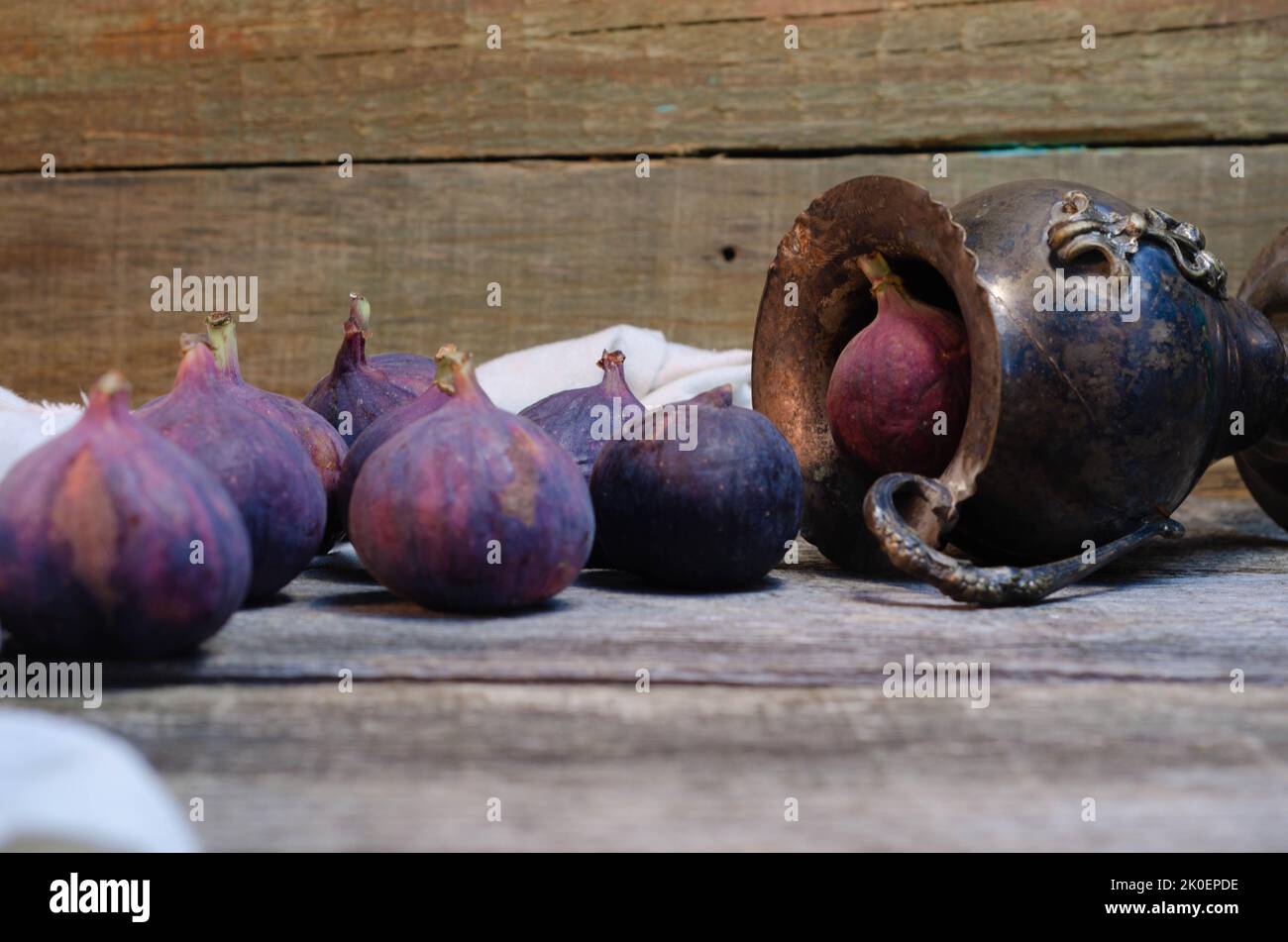 Fresh ripe figs in a plate. Healthy Mediterranean fig fruit. Copy space ...