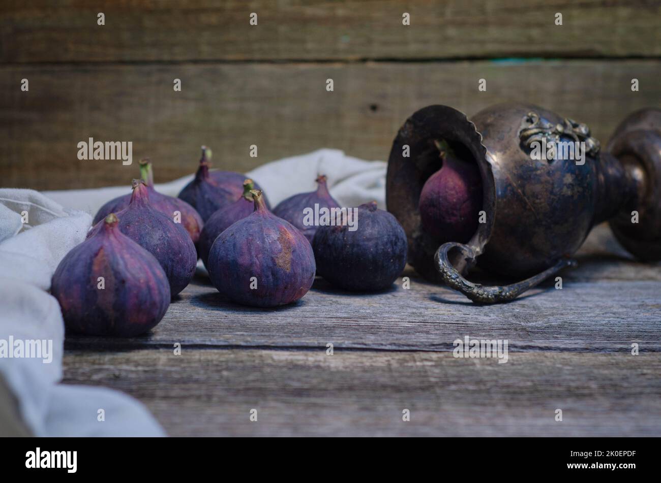 Fresh ripe figs in a plate. Healthy Mediterranean fig fruit. Copy space ...