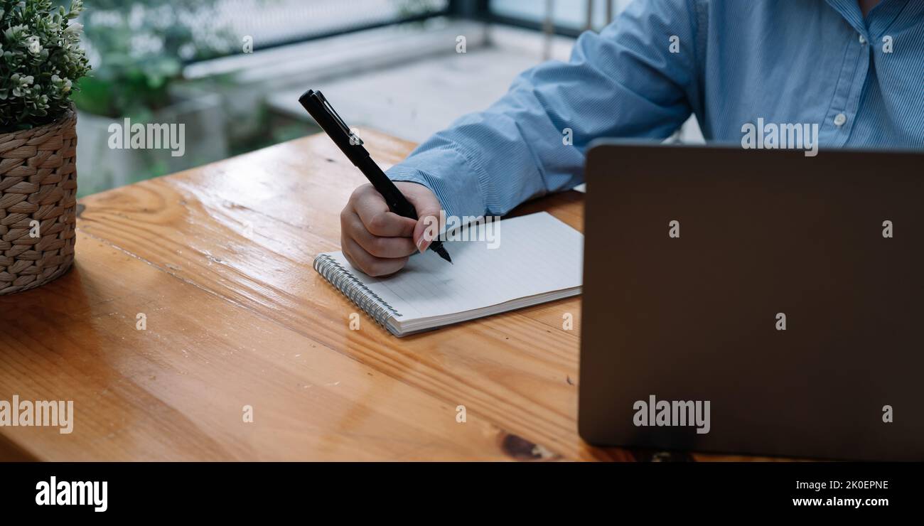Close up hand taking notes on the notepad. Handwriting. Creative ...