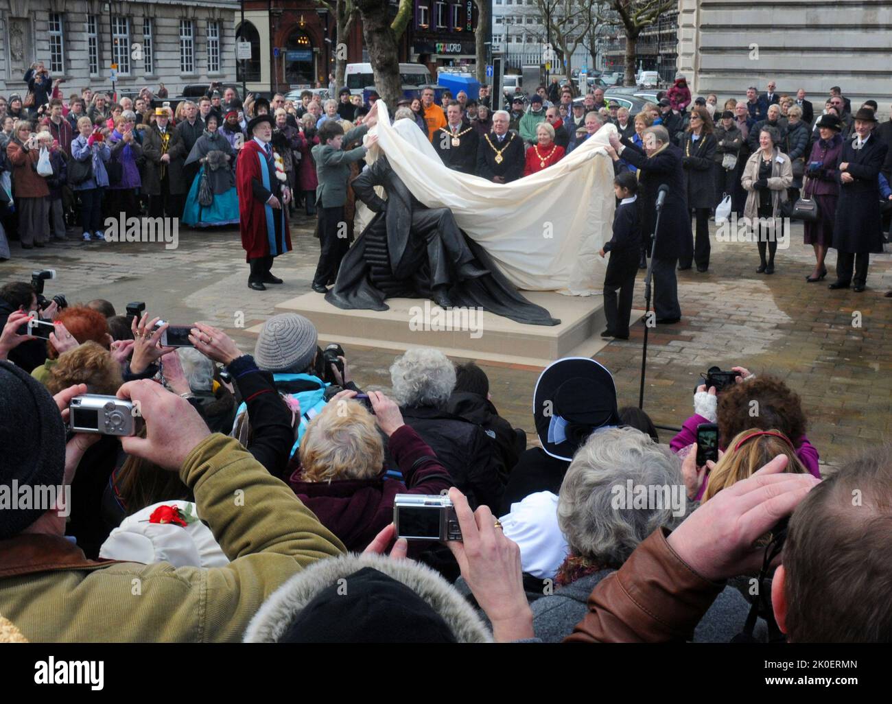 CHARLES DICKENS GREAT GREAT GRANDSON 9 YEAR OLD OLIVER DICKENS UNVEILS ...