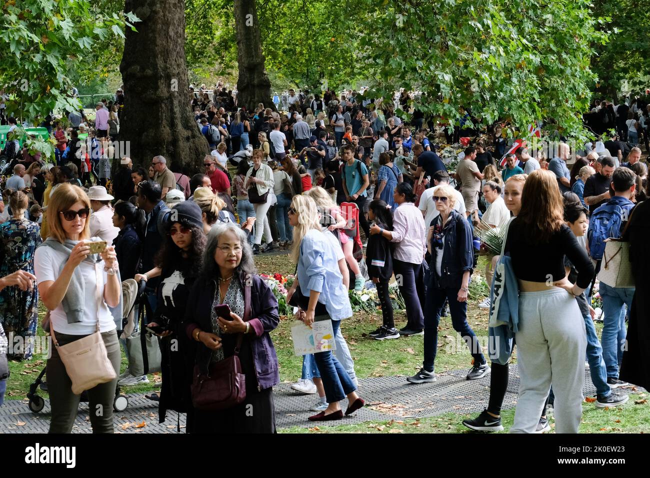 Green Park, London, UK. 11th Sept 2022. Mourning the death of Queen ...