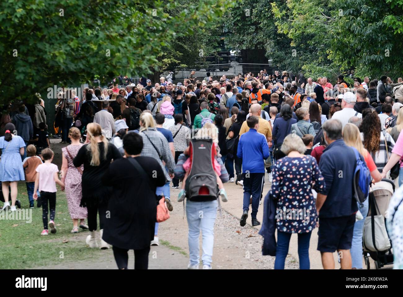 Green Park, London, UK. 11th Sept 2022. Mourning the death of Queen ...