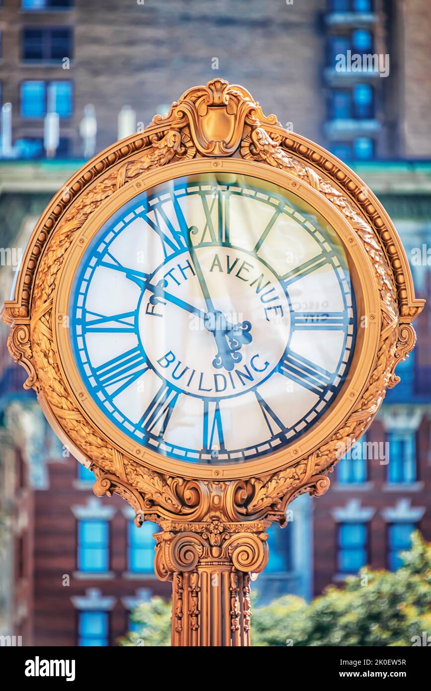 Fifth avenue clock hi-res stock photography and images - Alamy