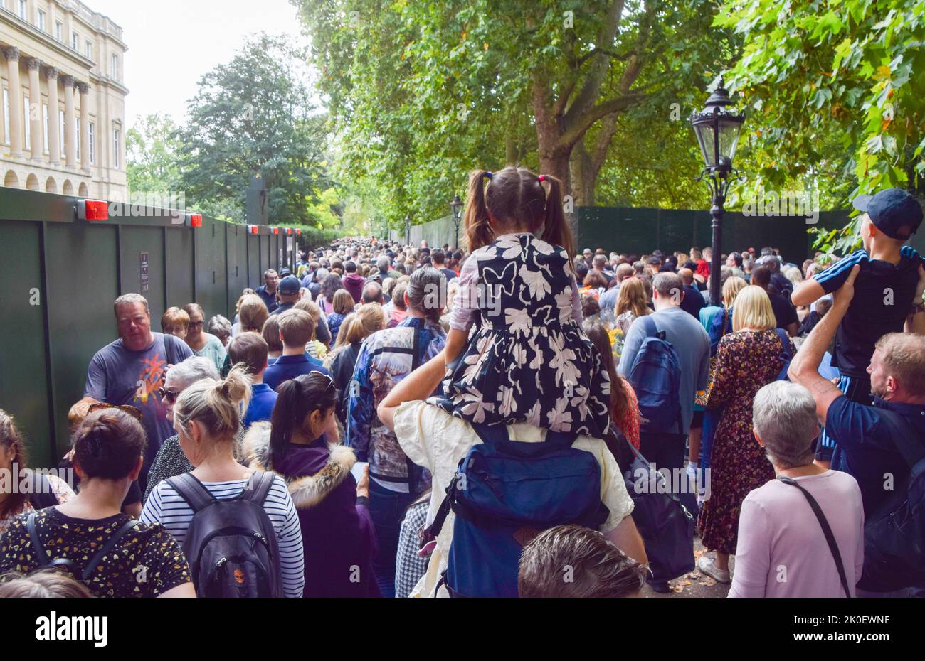 London, UK. 11th Sep, 2022. Huge queues in Green Park outside ...