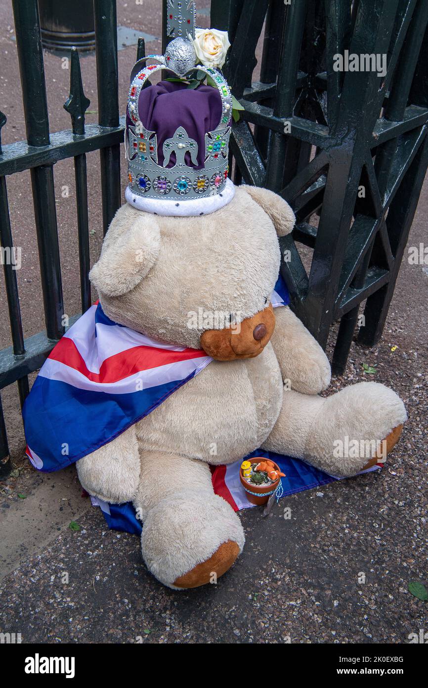 Windsor, Berkshire, UK. 11st September, 2022. Thousands of people came into the town of Windsor ...