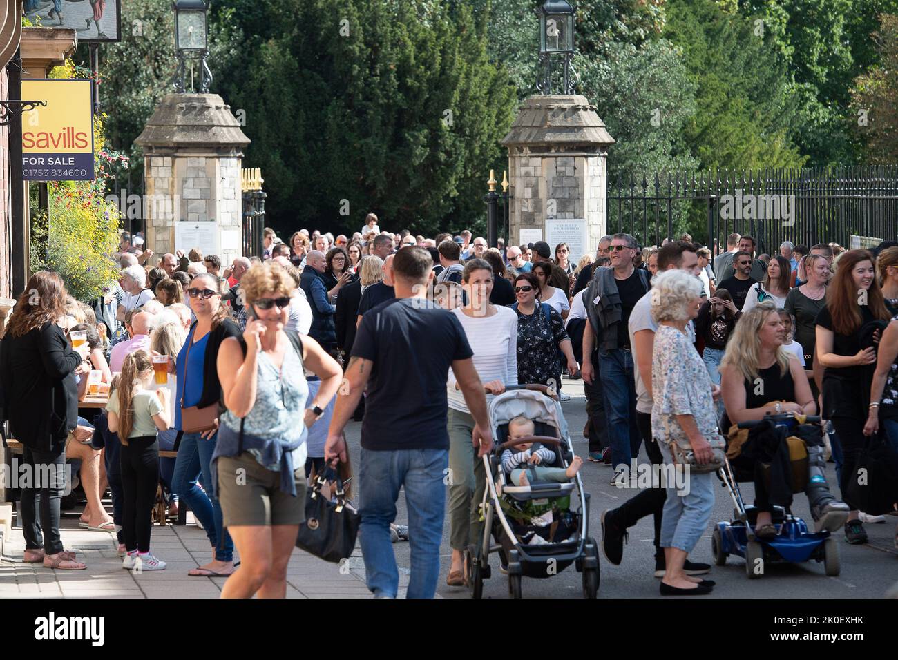 Windsor, Berkshire, UK. 11st September, 2022. Thousands of people came into the town of Windsor ...