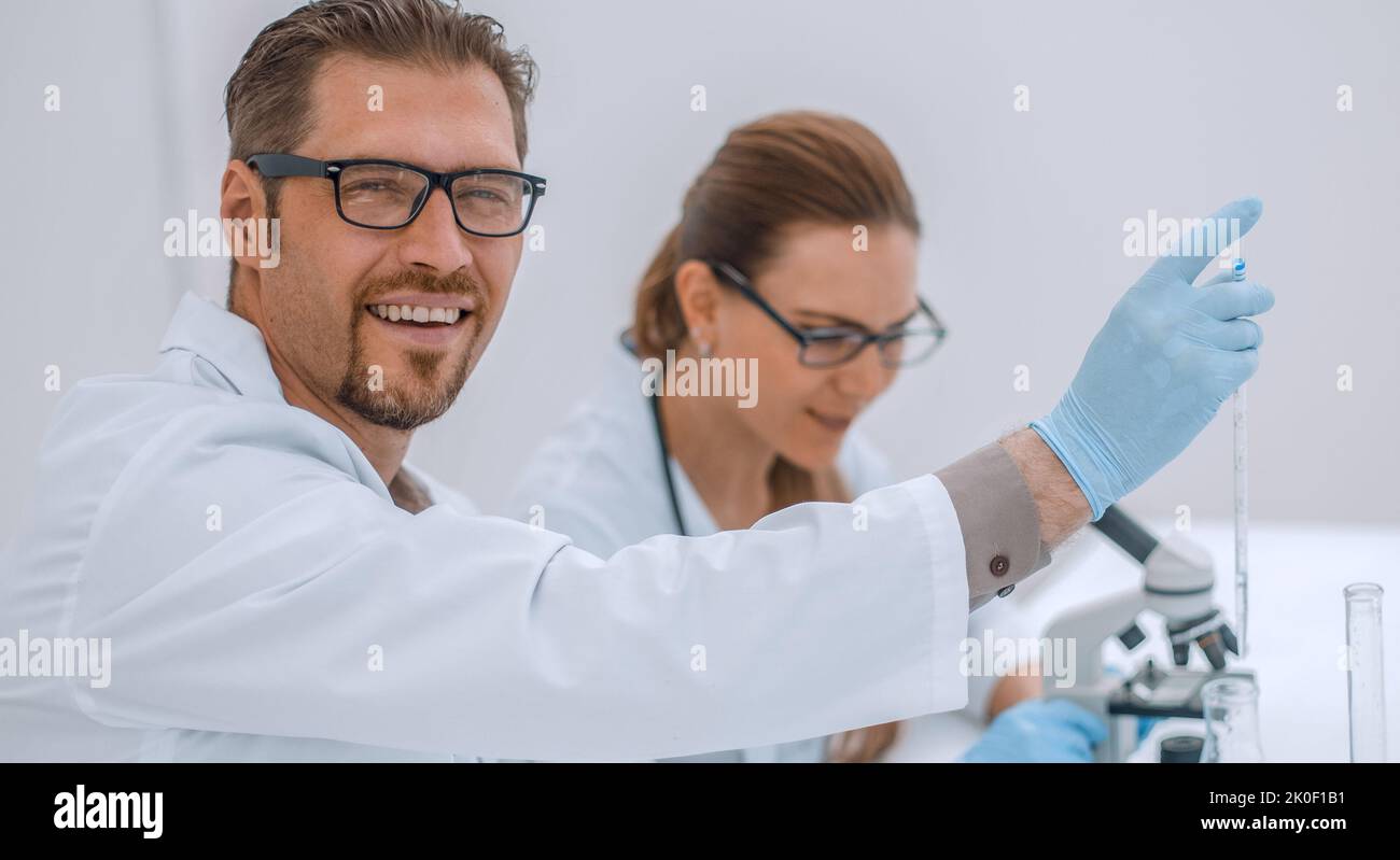 Two professional genetic scientists hi-res stock photography and images ...