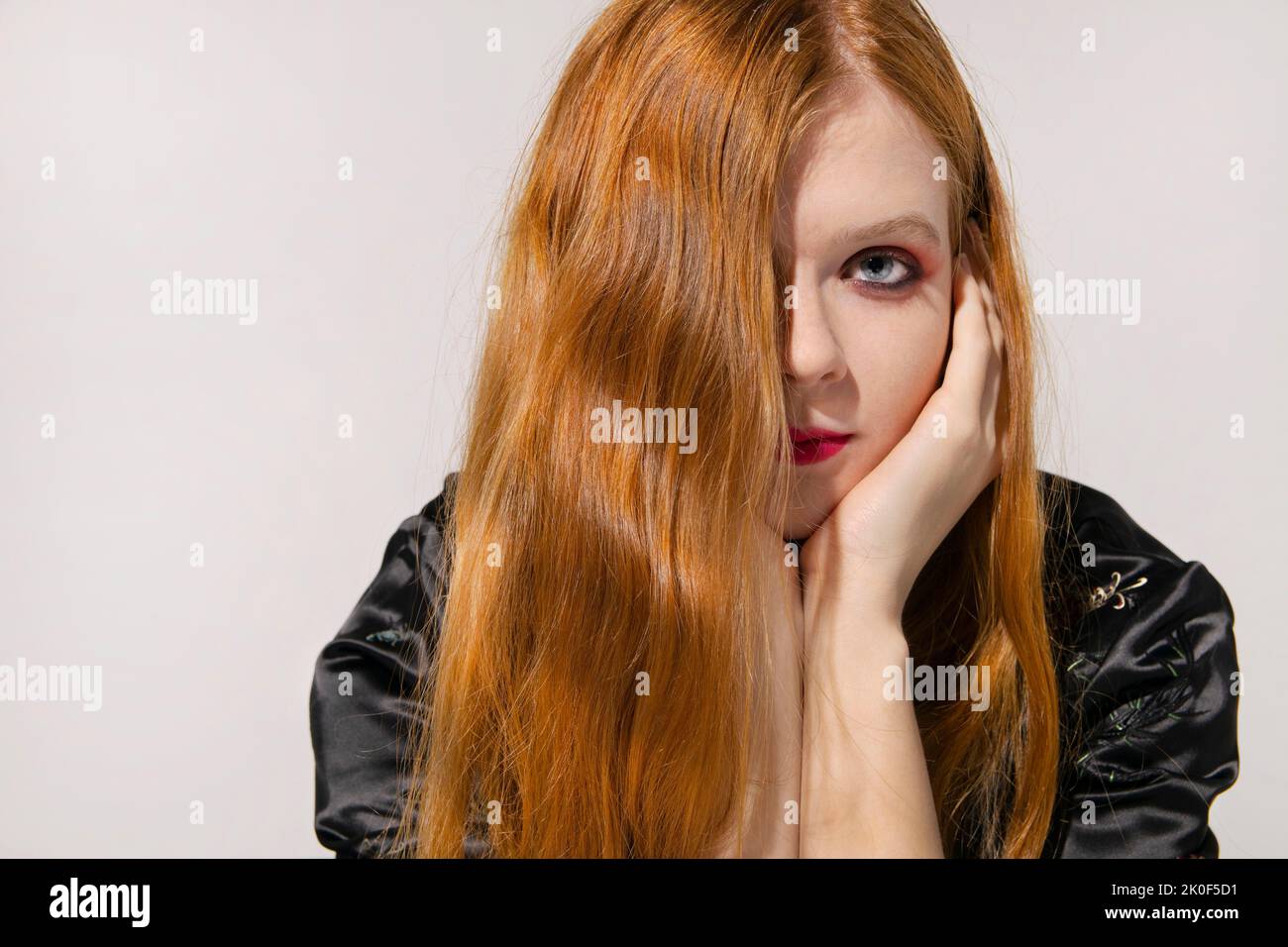 Hair covering one eye hi-res stock photography and images - Alamy