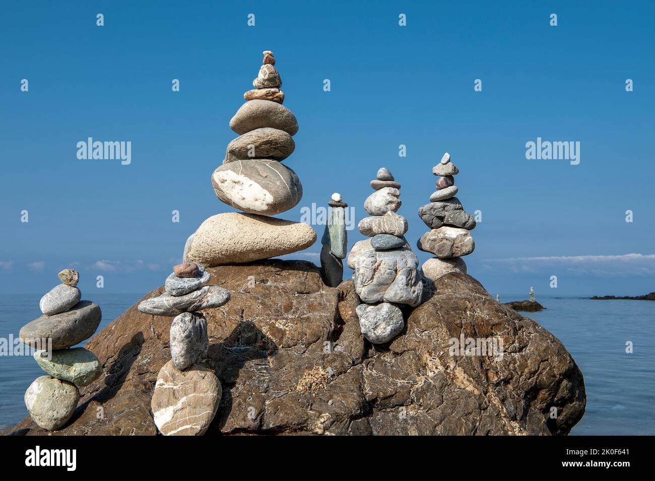 Balanced rock pyramid on sea hi-res stock photography and images - Alamy