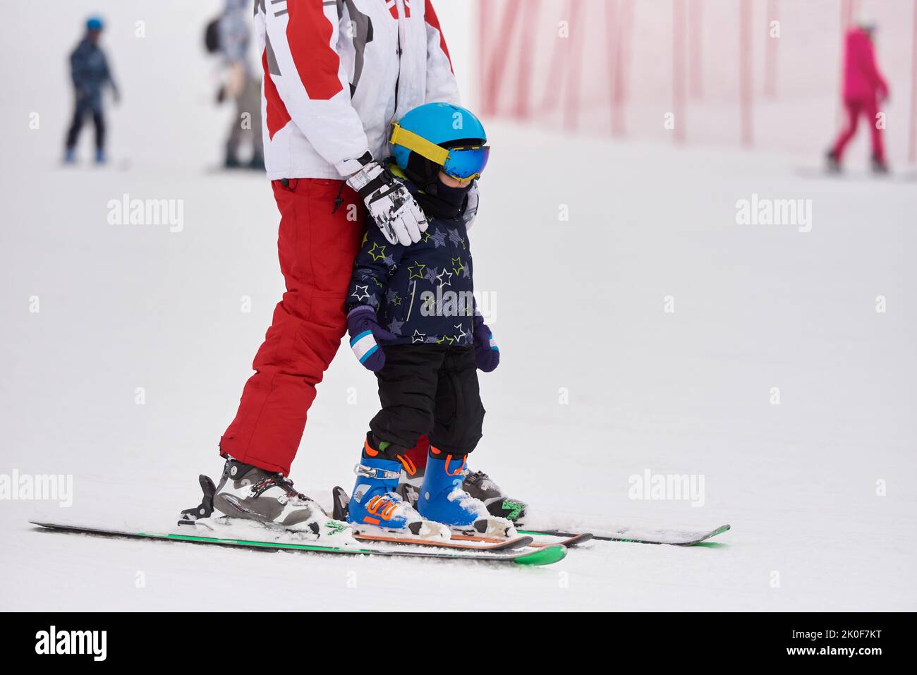 Mom teaches the child to ski on the slope Stock Photo - Alamy