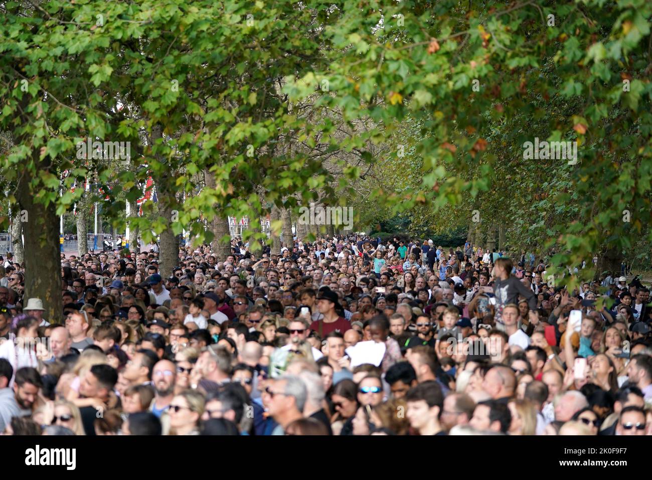 The queue queen hi-res stock photography and images - Alamy
