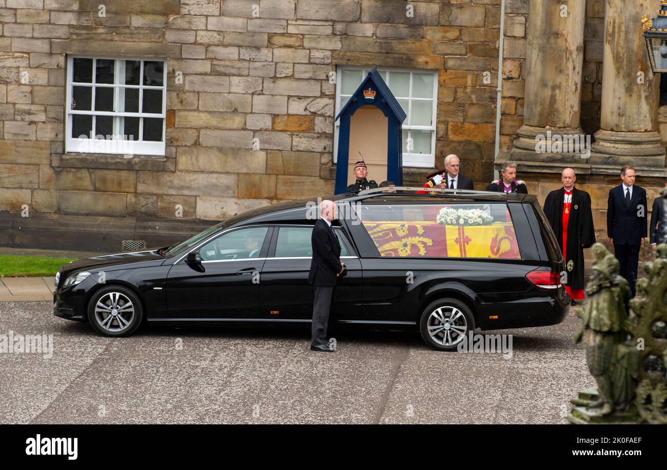 The hearse carrying the coffin of Queen Elizabeth II arrives at Palace ...