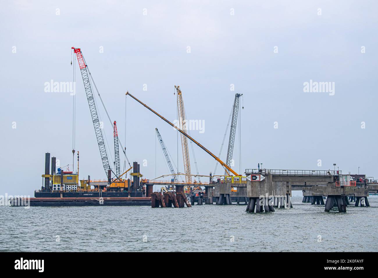Lng regasification terminal hi-res stock photography and images - Alamy