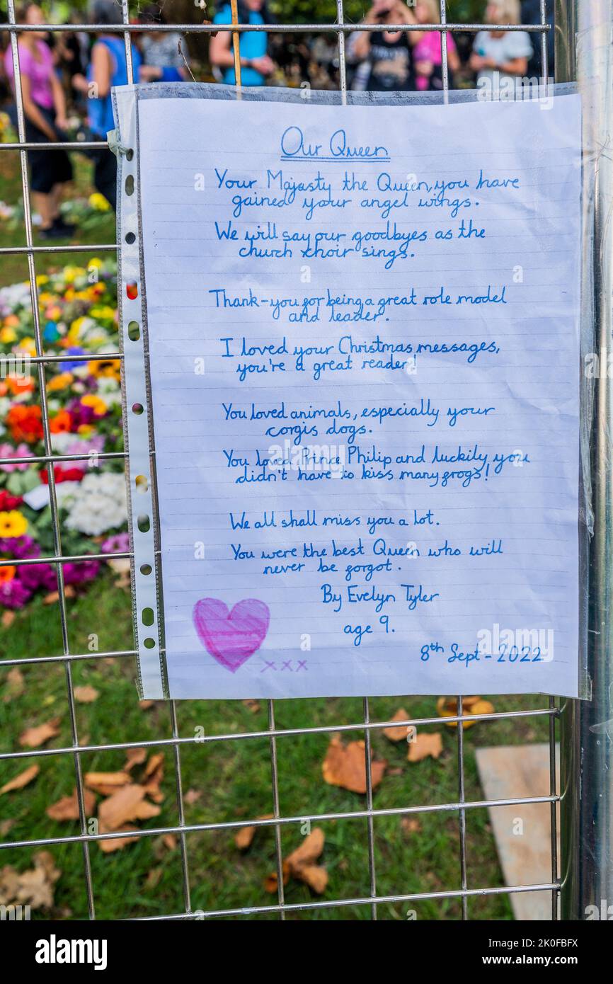 London, UK. 11th Sep, 2022. A poem by Evelyn Tylor, aged 9 - Mourners ...